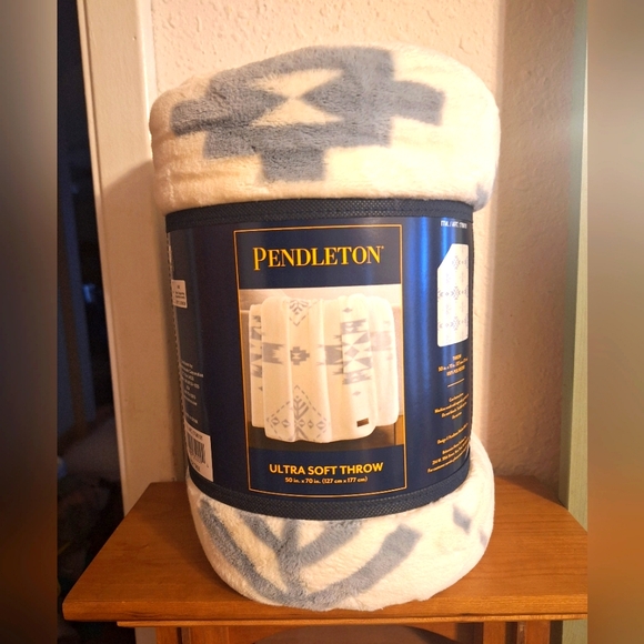 Eton | Bedding | Nwt Pendleton Ultra Soft Throw Blanket Cream And Gray ...